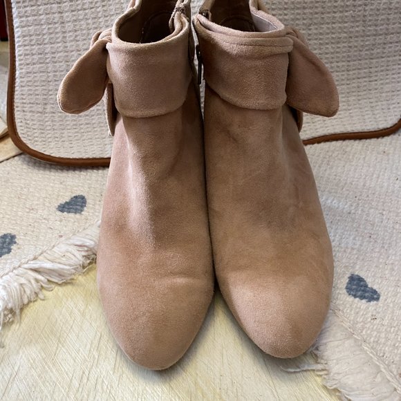 Alex Marie | Shoes | Alex Marie Beige Suede Side Zip Bow Heeled ...